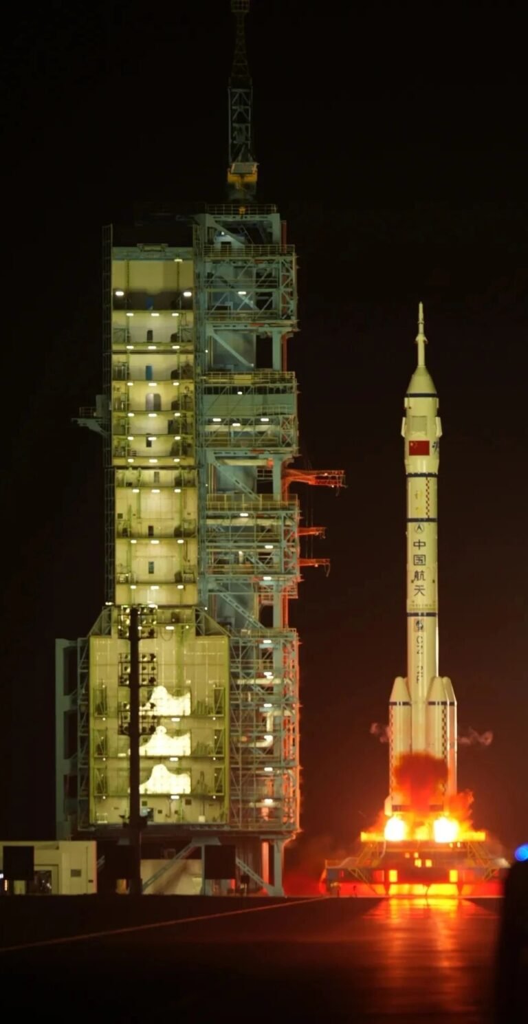 China lança Shenzhou-18 com três taikonautas a bordo